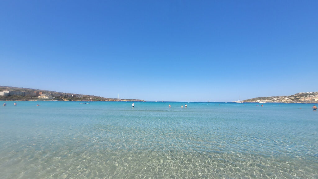 Plaża Ghadira Bay (Mellieħa Bay) na Malcie - Odkryjwakacje.pl
